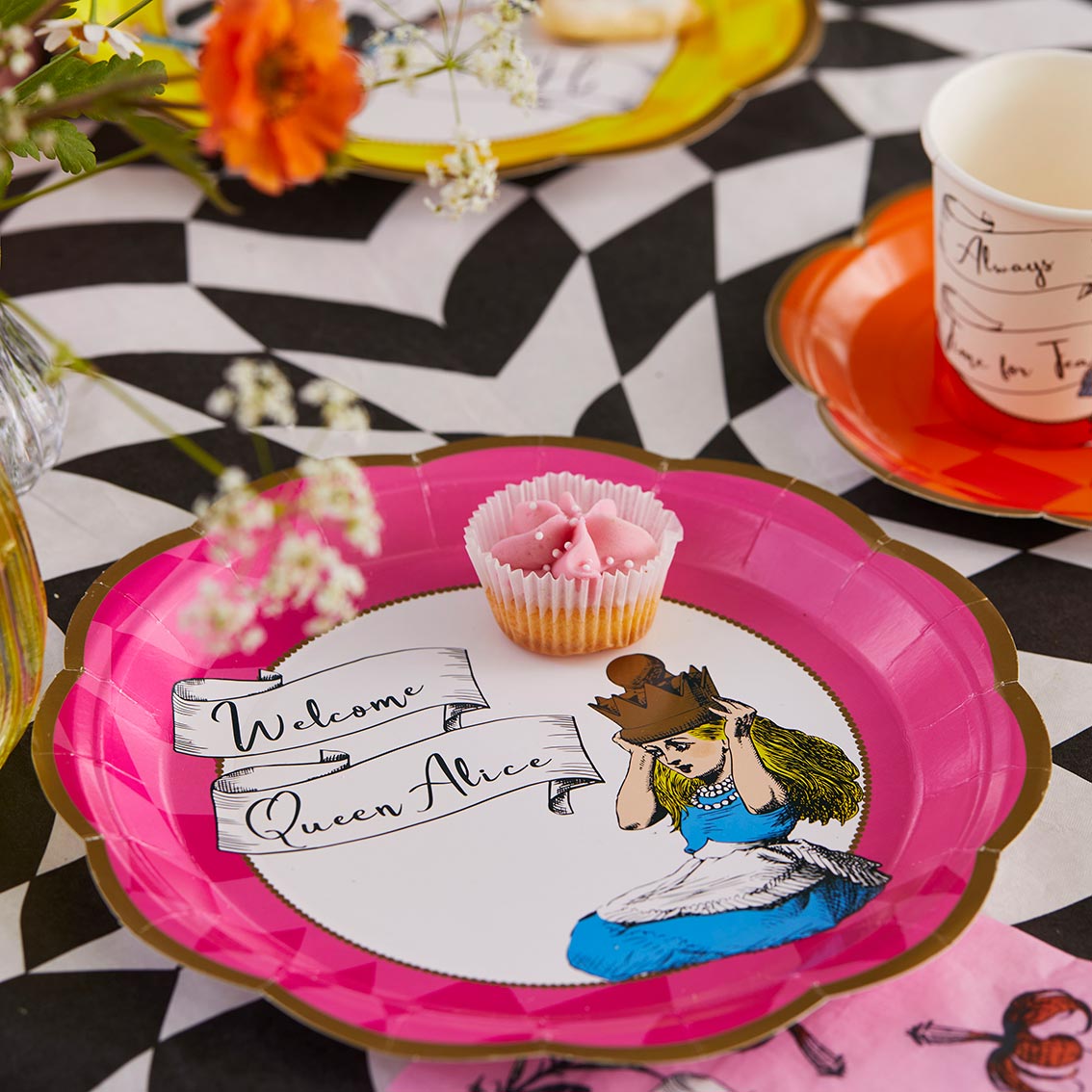 Alice in Wonderland Bright Blue Scalloped Paper Plates - 12 Pack ...